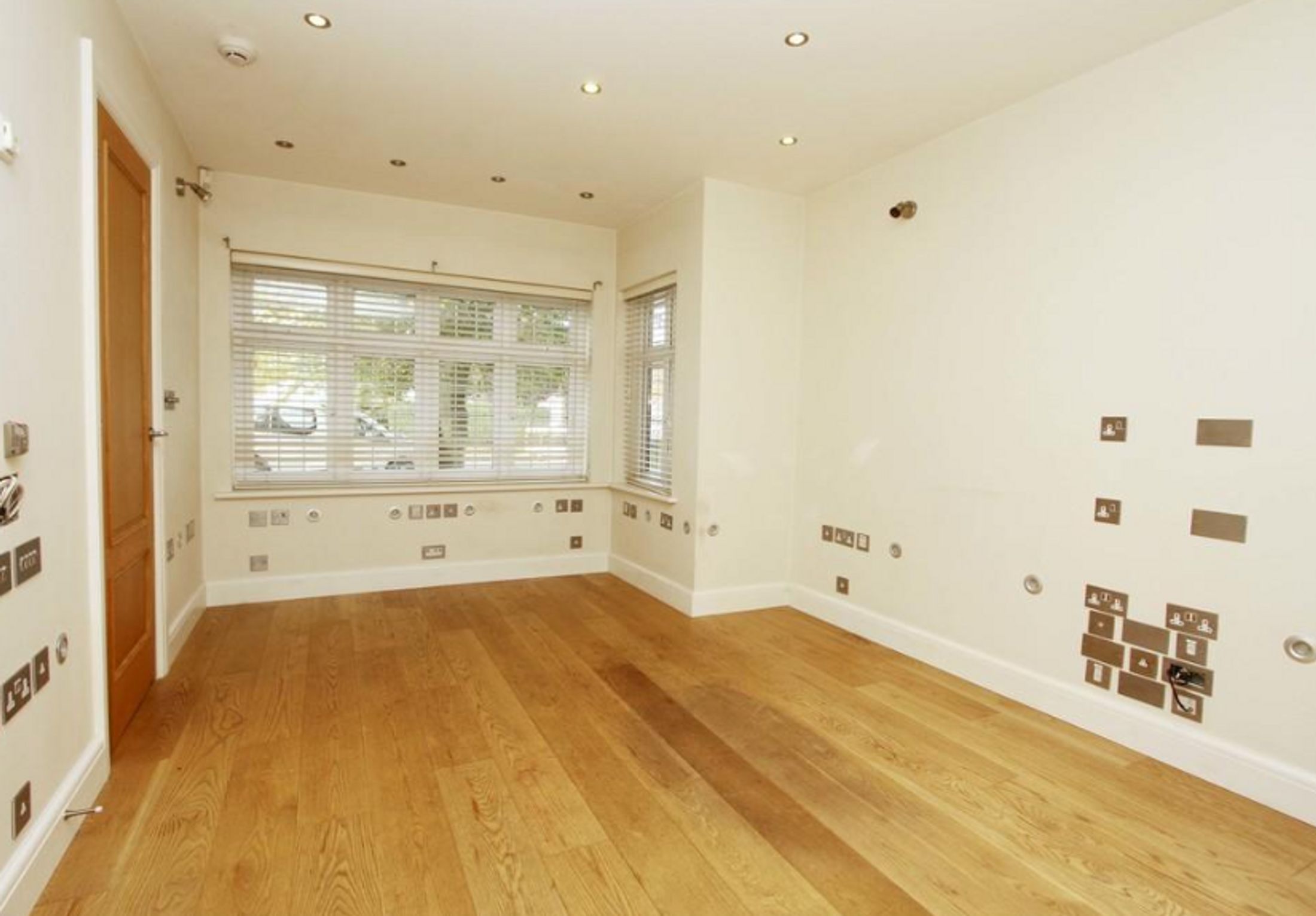 House goes viral for having hundreds of plug sockets | that's life!