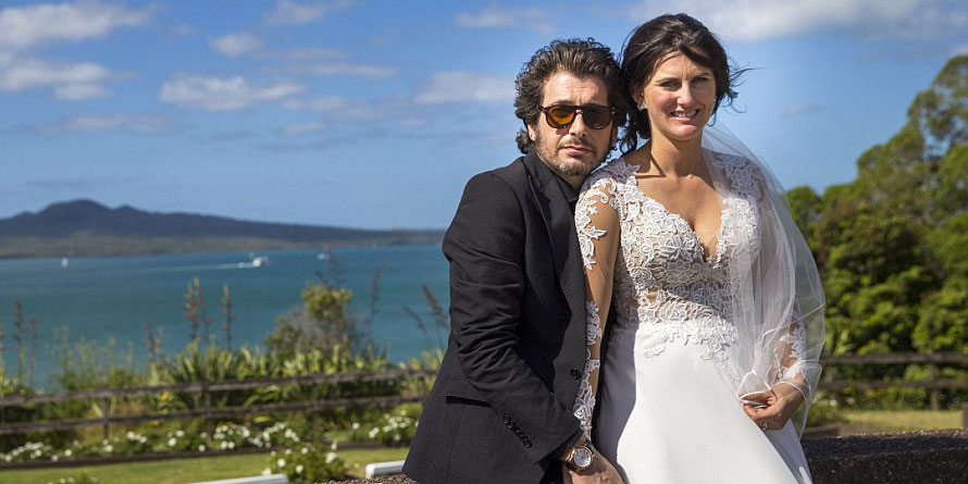 Touching moment newlyweds share cake with a homeless man | that's life!