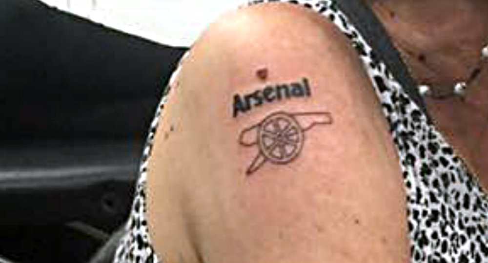 81 year old Arsenal fan gets Gunners tattoo on her arm | that's life!